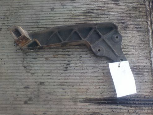 Кронштейн подножки 9406661231, новые и б/у запчасти в магазине «7Деталей»